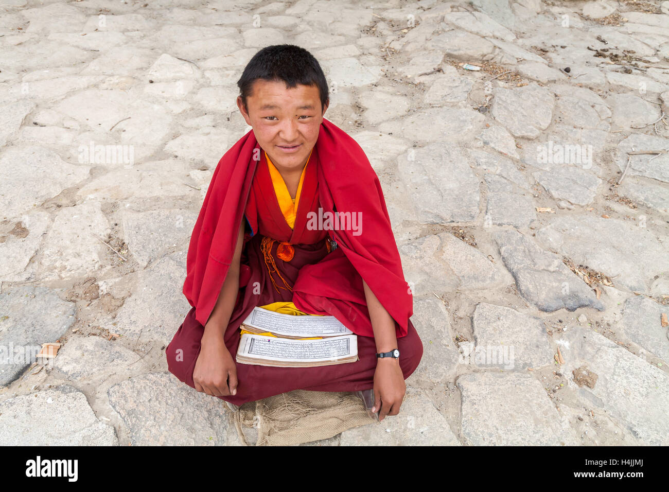 Buddhist monk reading scripture hi-res stock photography and images - Alamy