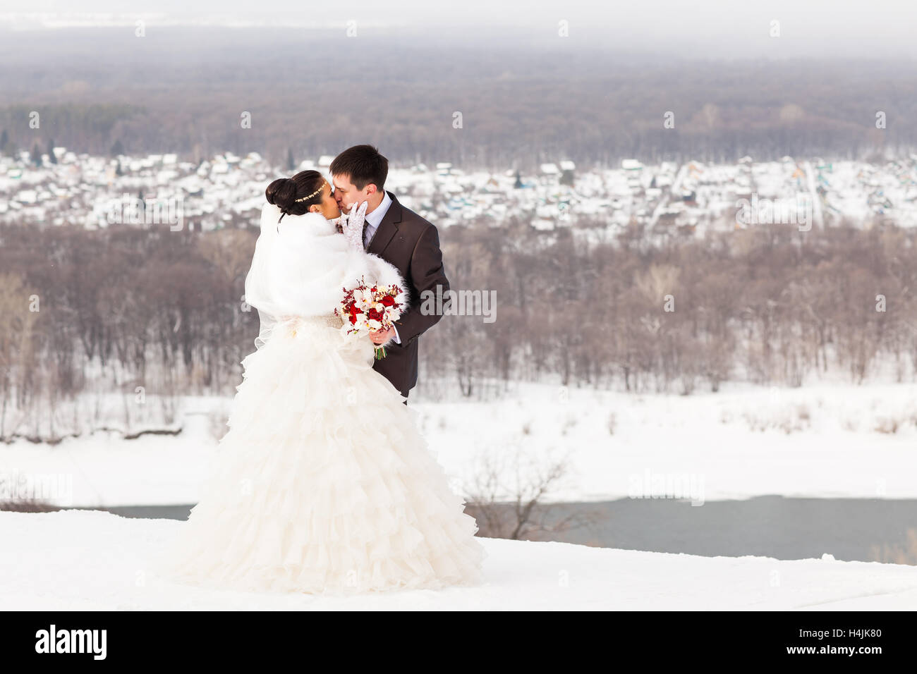 Winter wedding. Beautiful young couple bride and groom Stock Photo - Alamy