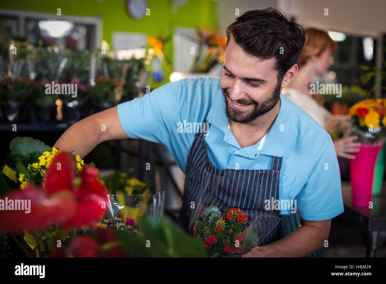 Male florist arranging flower bouquet Stock Photo - Alamy