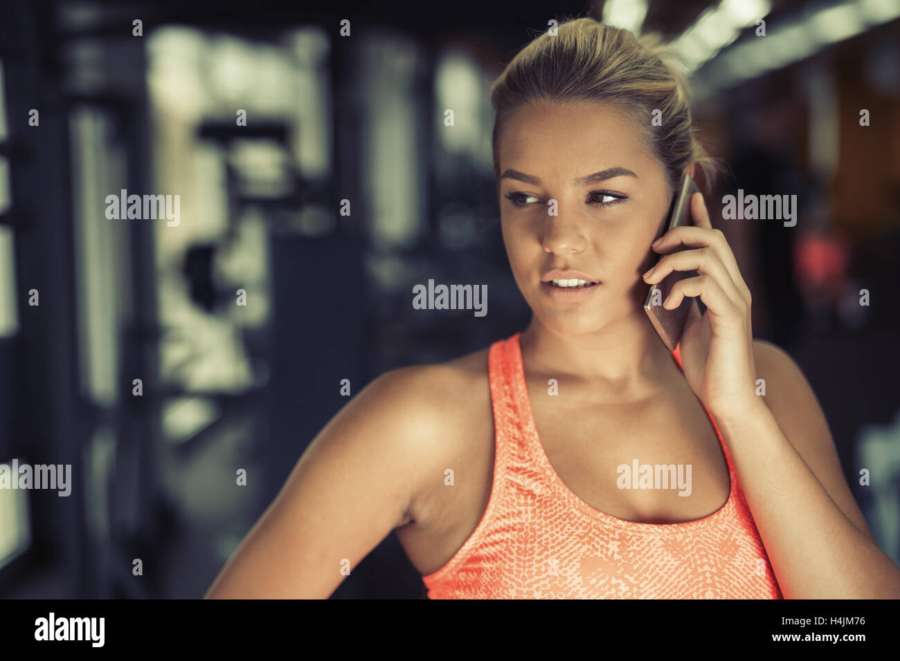 Gym woman phone hi-res stock photography and images - Alamy