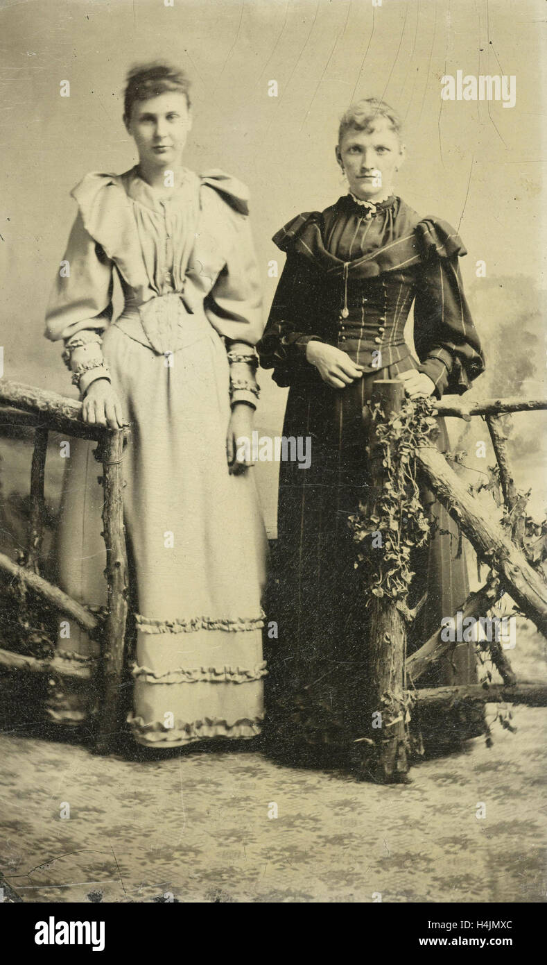 Women in 1900 hi-res stock photography and images - Alamy