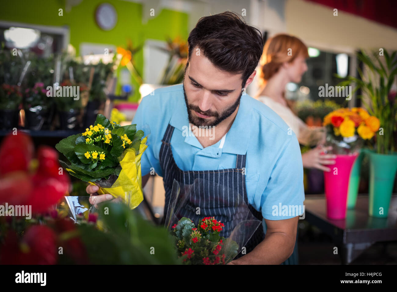 Male florist arranging flower bouquet Stock Photo - Alamy