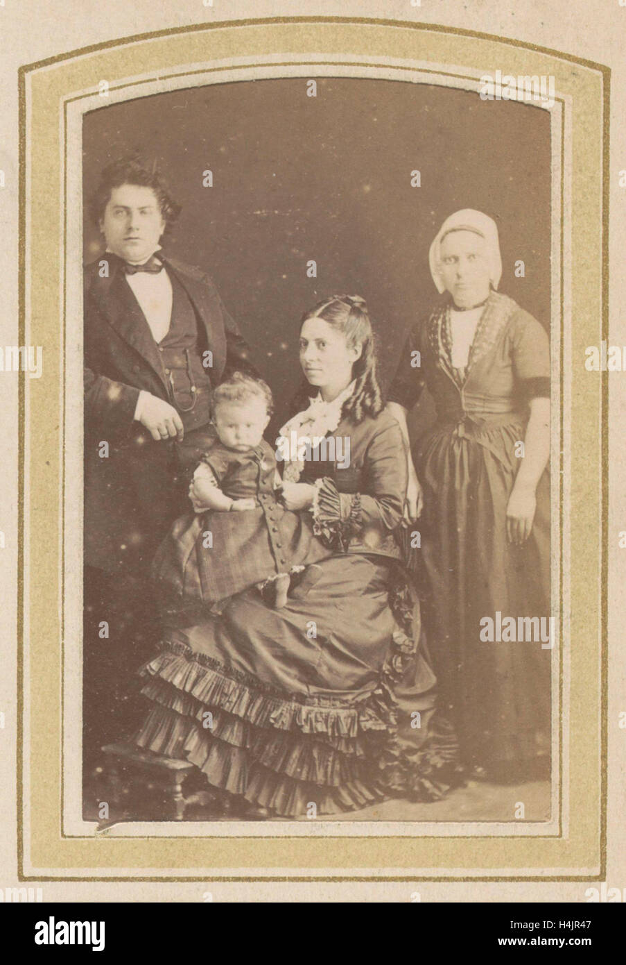 Photo album of a Dutch family with 168 cartes-de-visite and cabinet ...