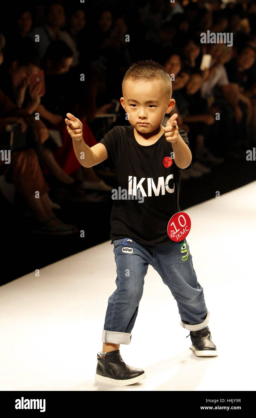 Child model fashion week hi-res stock photography and images - Alamy