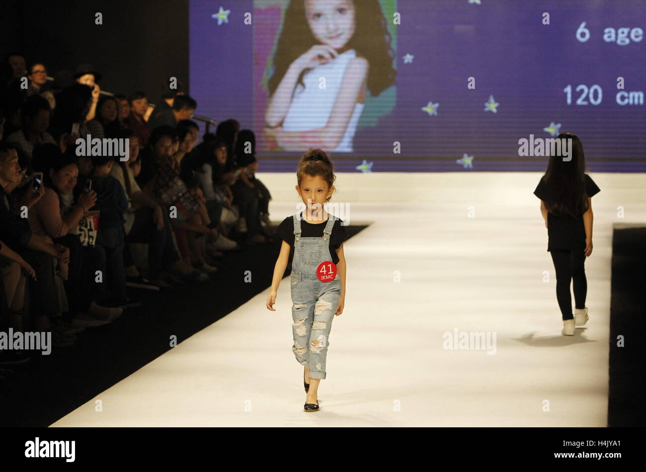 Child model fashion week hi-res stock photography and images - Alamy