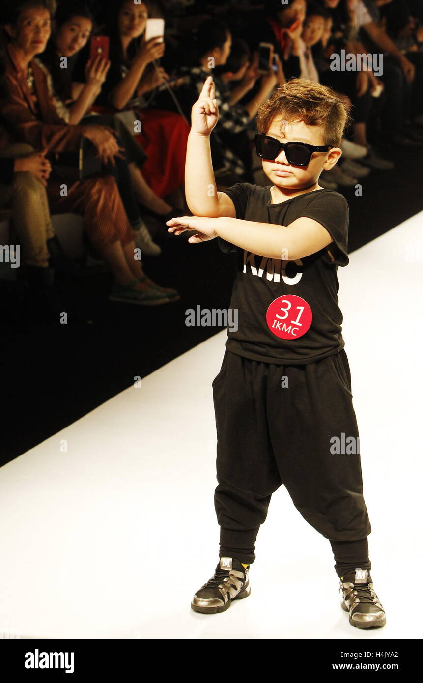 Child model fashion week hi-res stock photography and images - Alamy