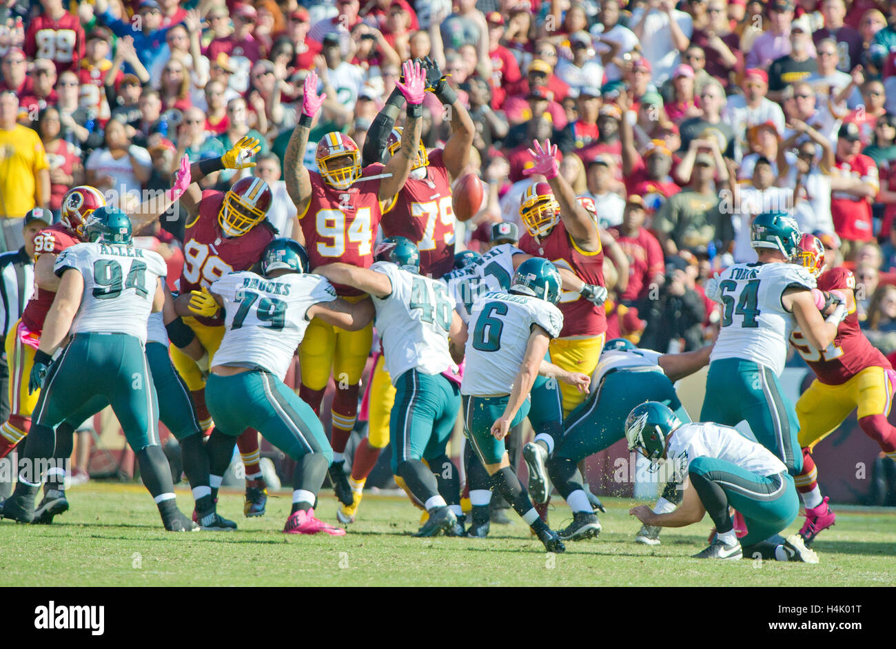 Washington Redskins running back Matt Jones (31) eludes the tackle of ...