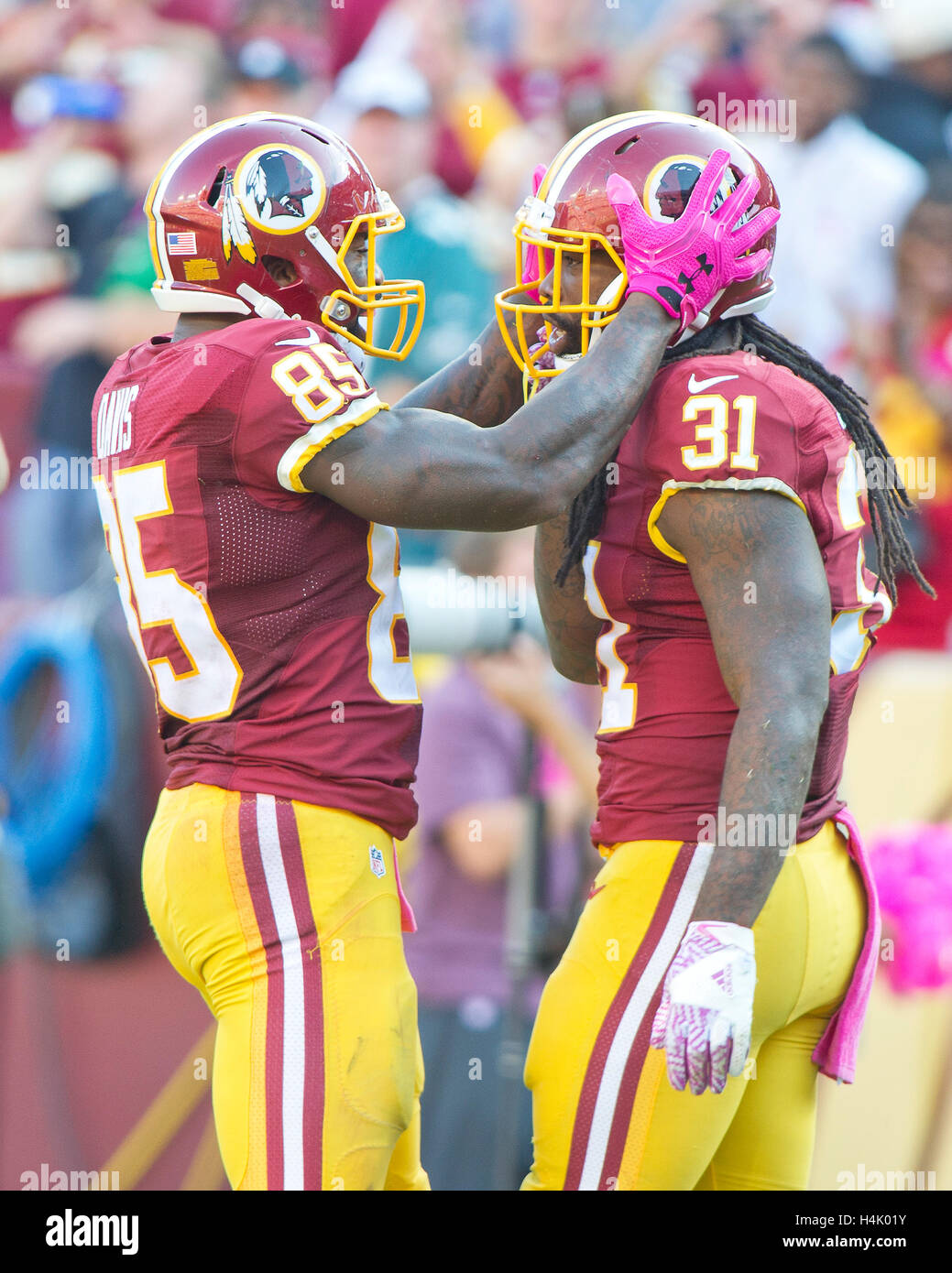 Washington Redskins running back Matt Jones (31) eludes the tackle of ...