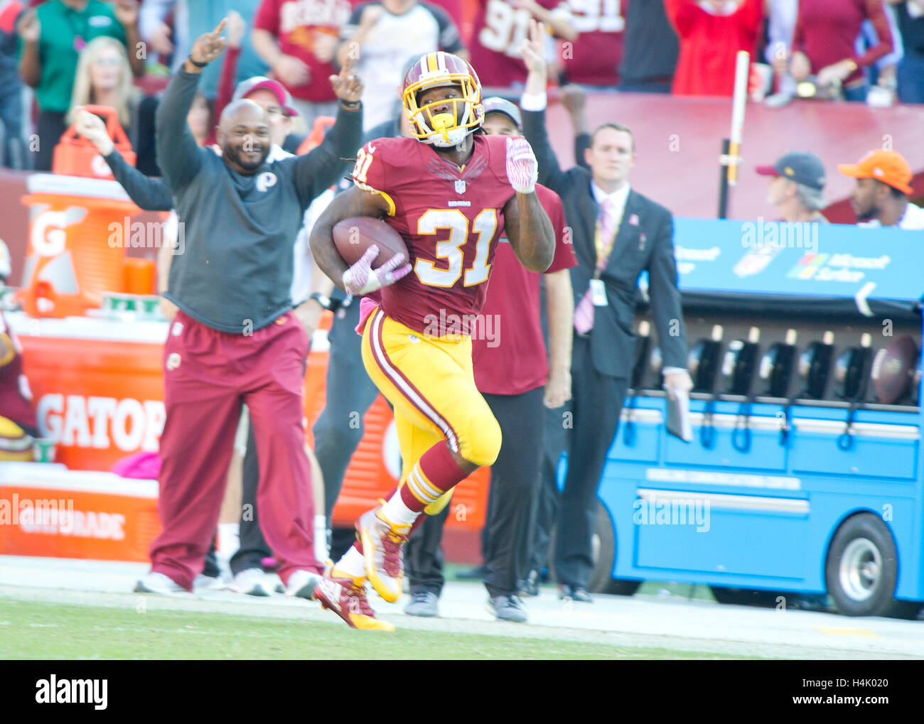 Washington Redskins running back Matt Jones (31) eludes the tackle of ...