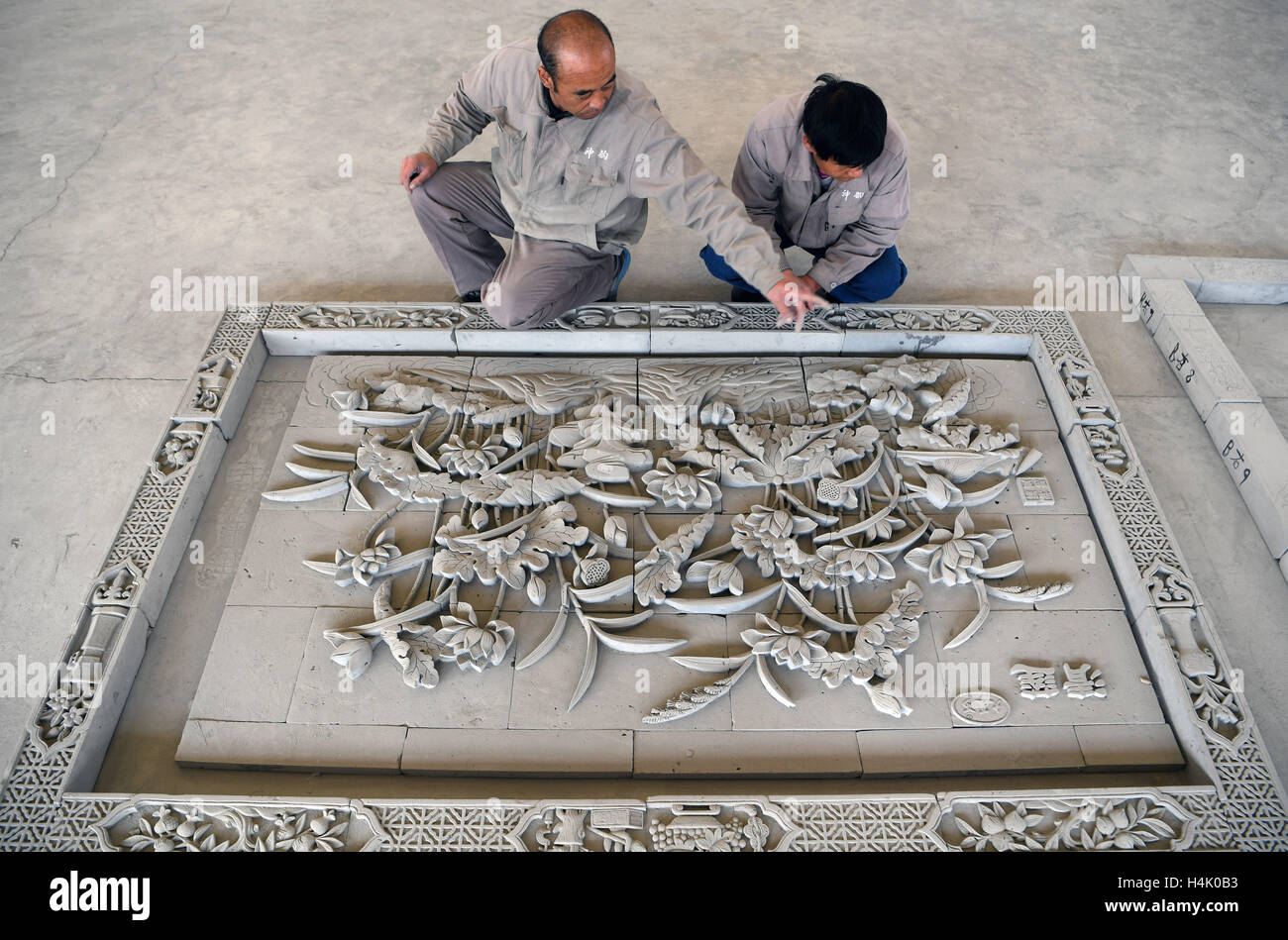 Linxia, China's Gansu Province. 16th Oct, 2016. Brick carving artist ...