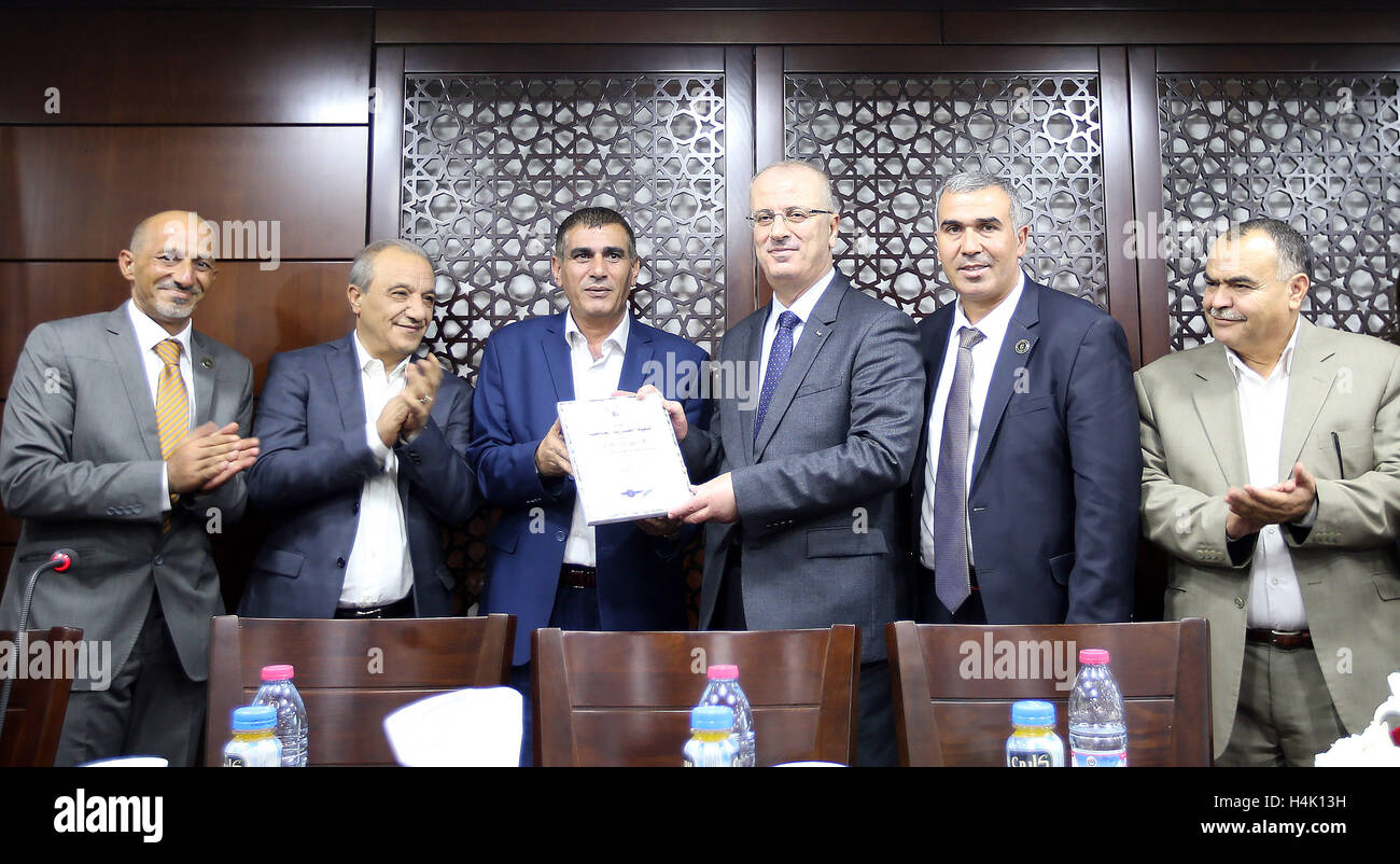 Ramallah, West Bank, Palestinian Territory. 17th Oct, 2016. Palestinian ...