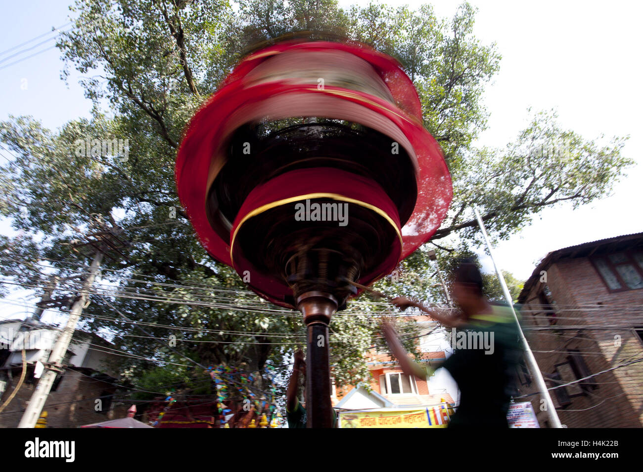 Kathmandu, Nepal. 17th Oct, 2016. A man rotates a traditional chariot ...
