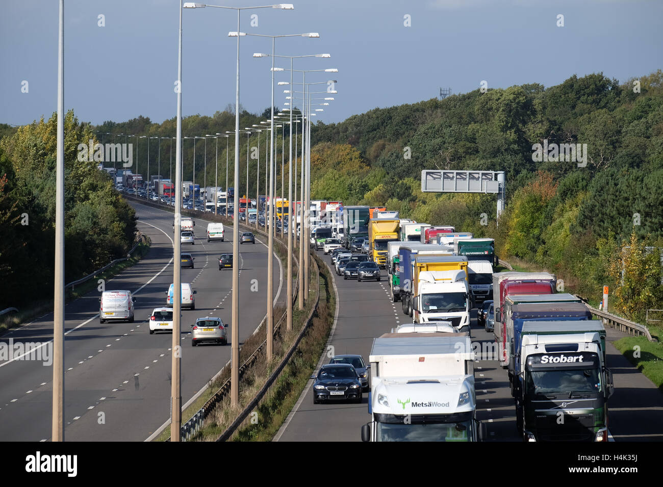 Lorry crashed into the central reservation on the m1 motorway between ...