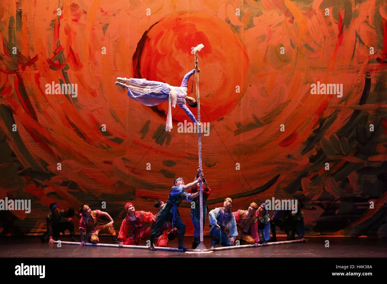 Chicago, USA. 16th Oct, 2016. Chinese acrobats perform at McAninch Arts ...