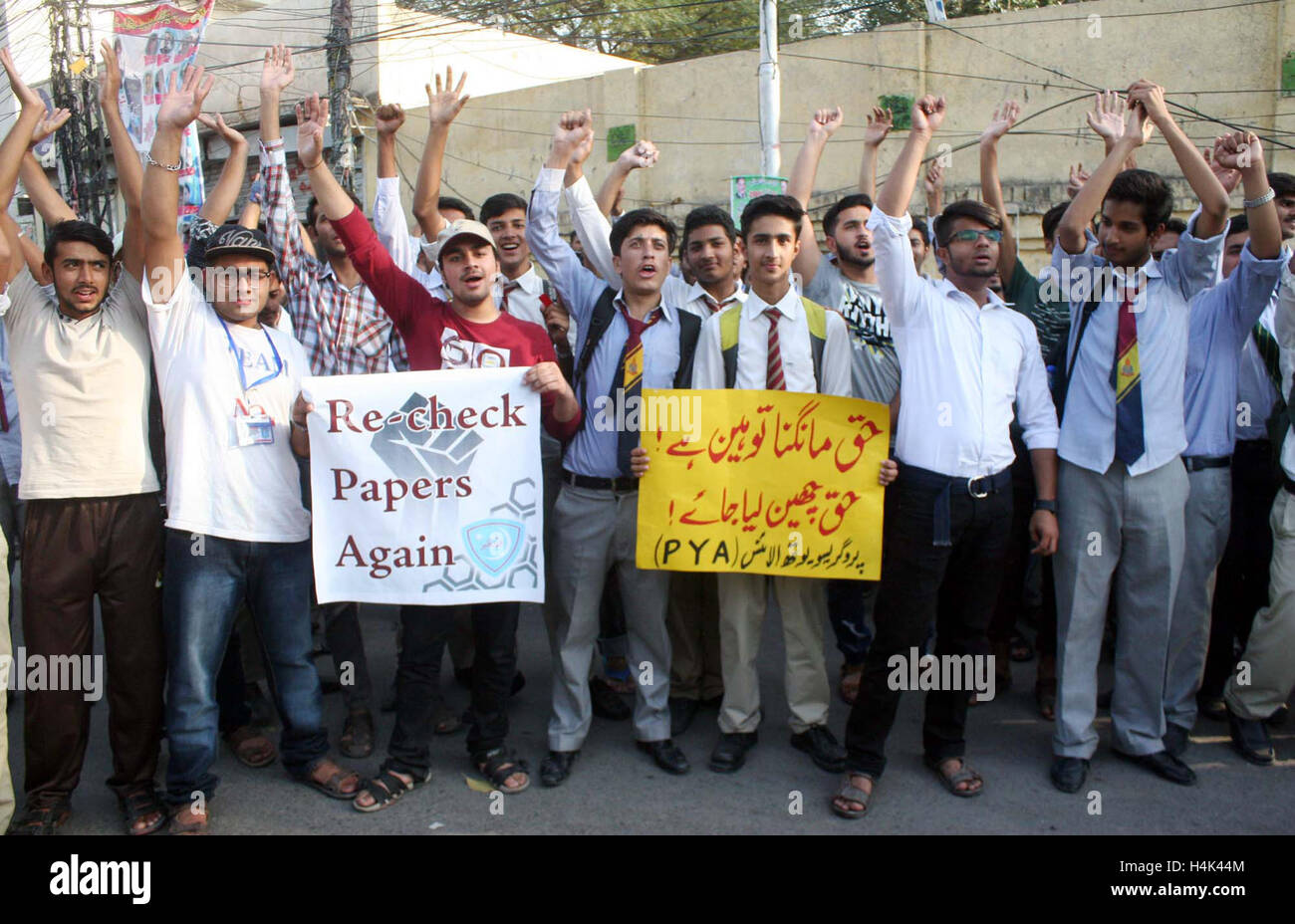 Pakistan. 17th October, 2016. Hundreds of angry students of various ...