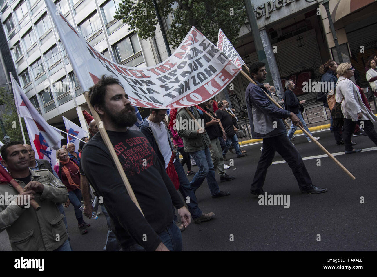 Athens, Greece. 17th Oct, 2016. Thousands march to the Greek parliament ...