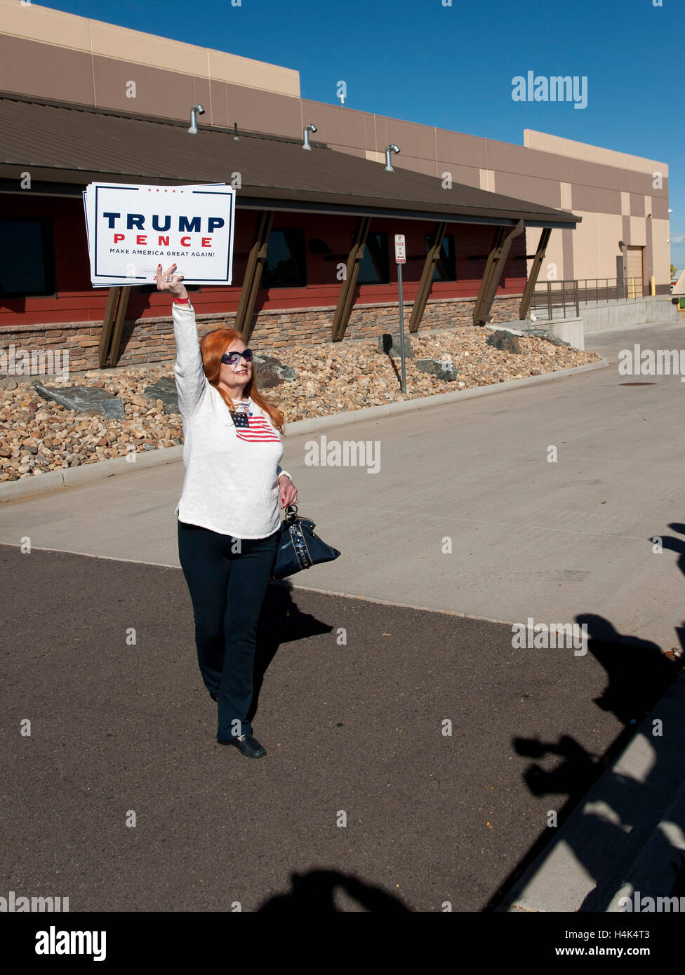 Centennial, Colorado, USA. 17th Oct, 2016. A volunteer offers signs to ...