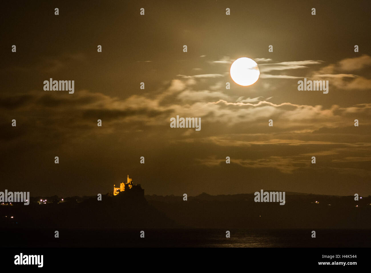 Newlyn, Cornwall, UK. 17th October 2016. UK Weather. The moon rises ...