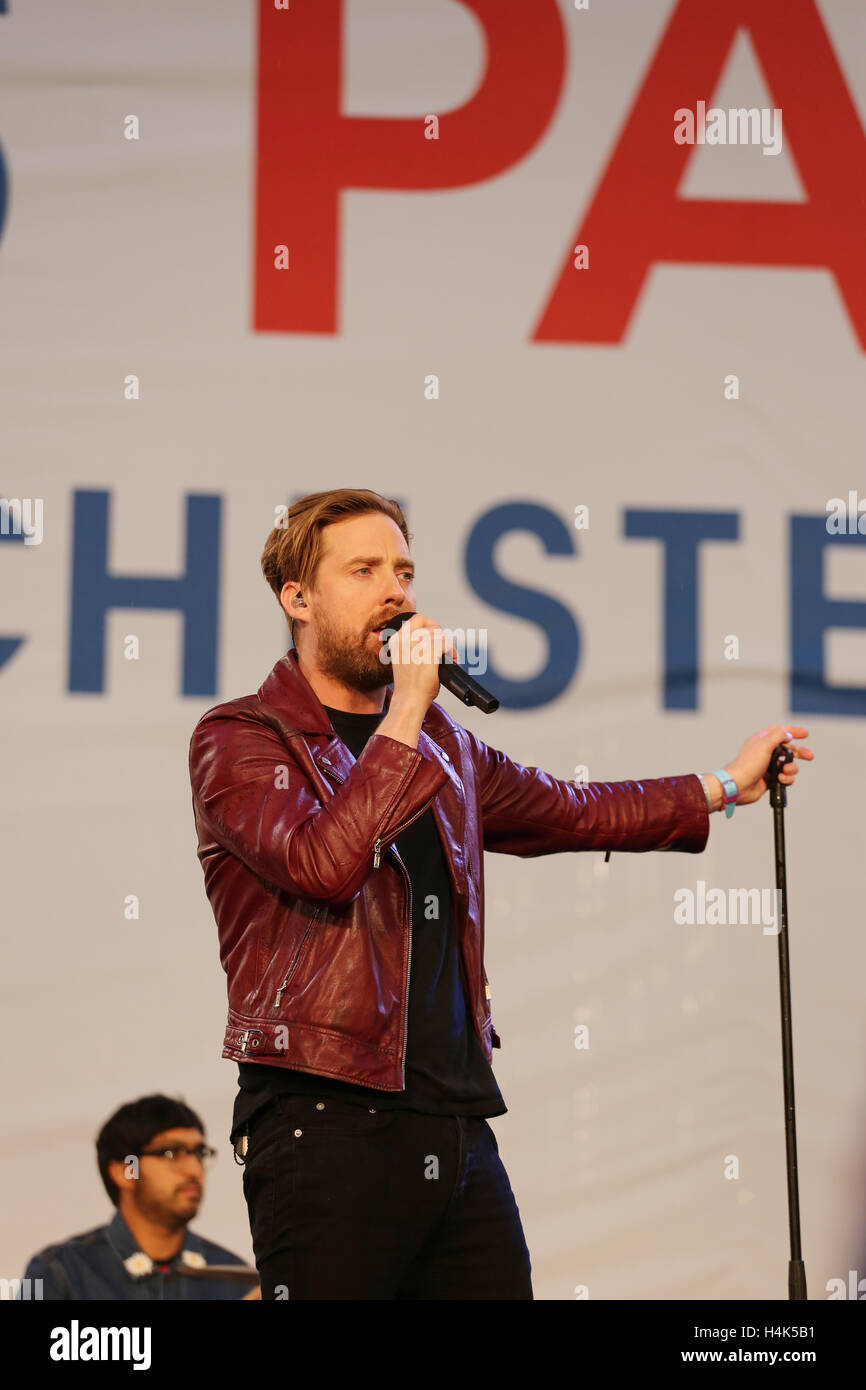 Lead singer of the kaiser chiefs hi-res stock photography and images ...