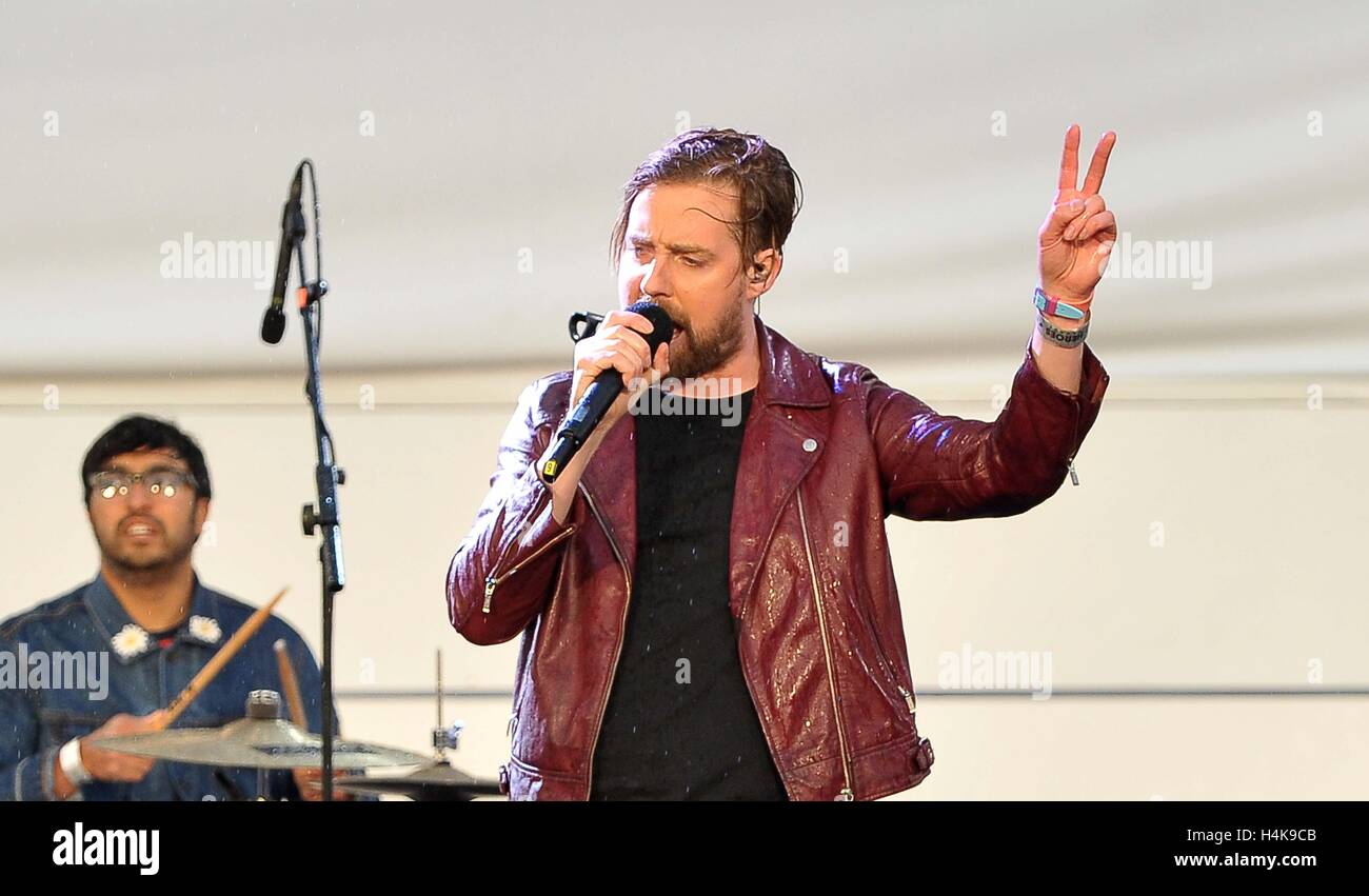 The kaiser cheifs hi-res stock photography and images - Alamy