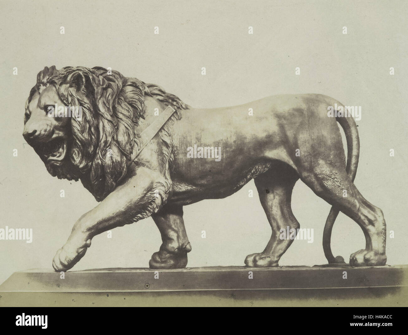 Colossal bronze lion hi-res stock photography and images - Alamy