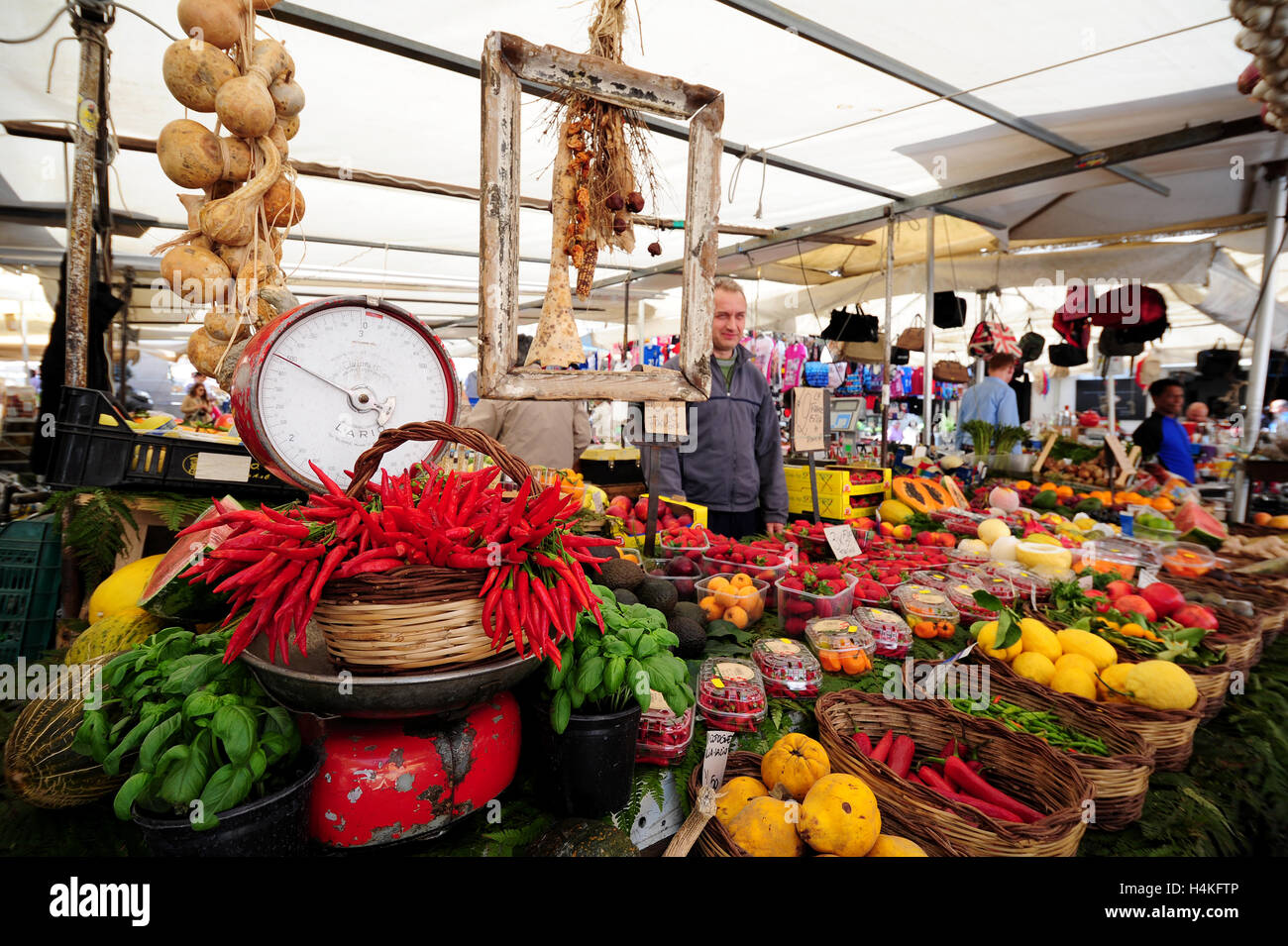 Colourful market stall italy hi-res stock photography and images - Alamy