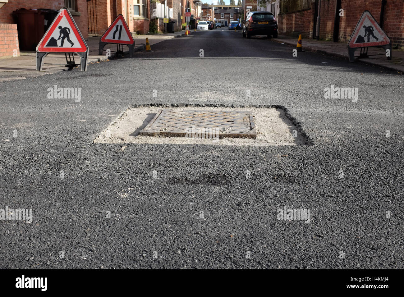 Manhole road hi-res stock photography and images - Alamy