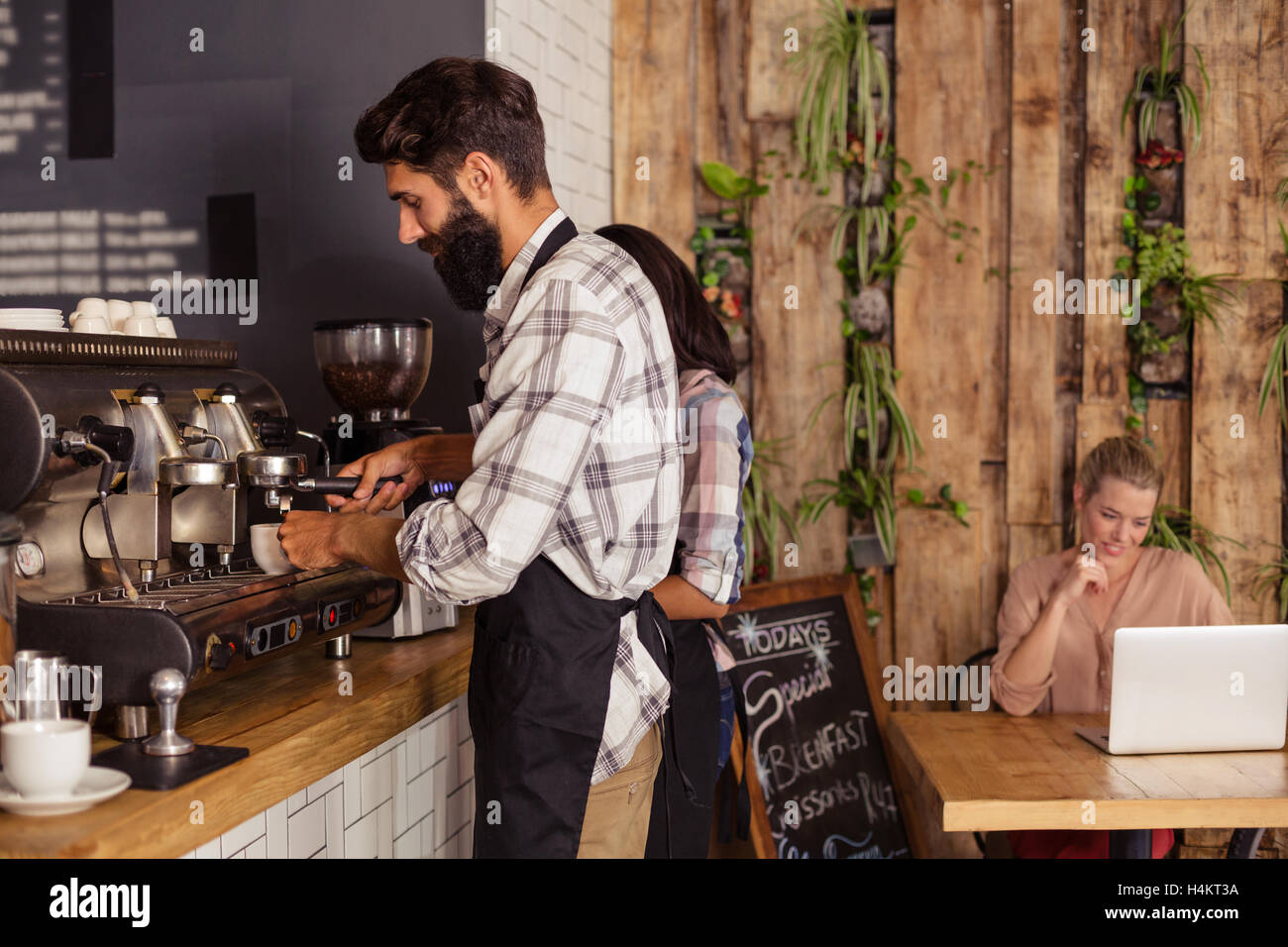 Waitresses hi-res stock photography and images - Alamy