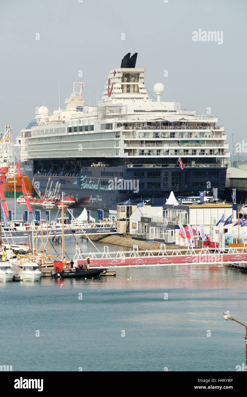 Cruise ship southampton hi-res stock photography and images - Alamy
