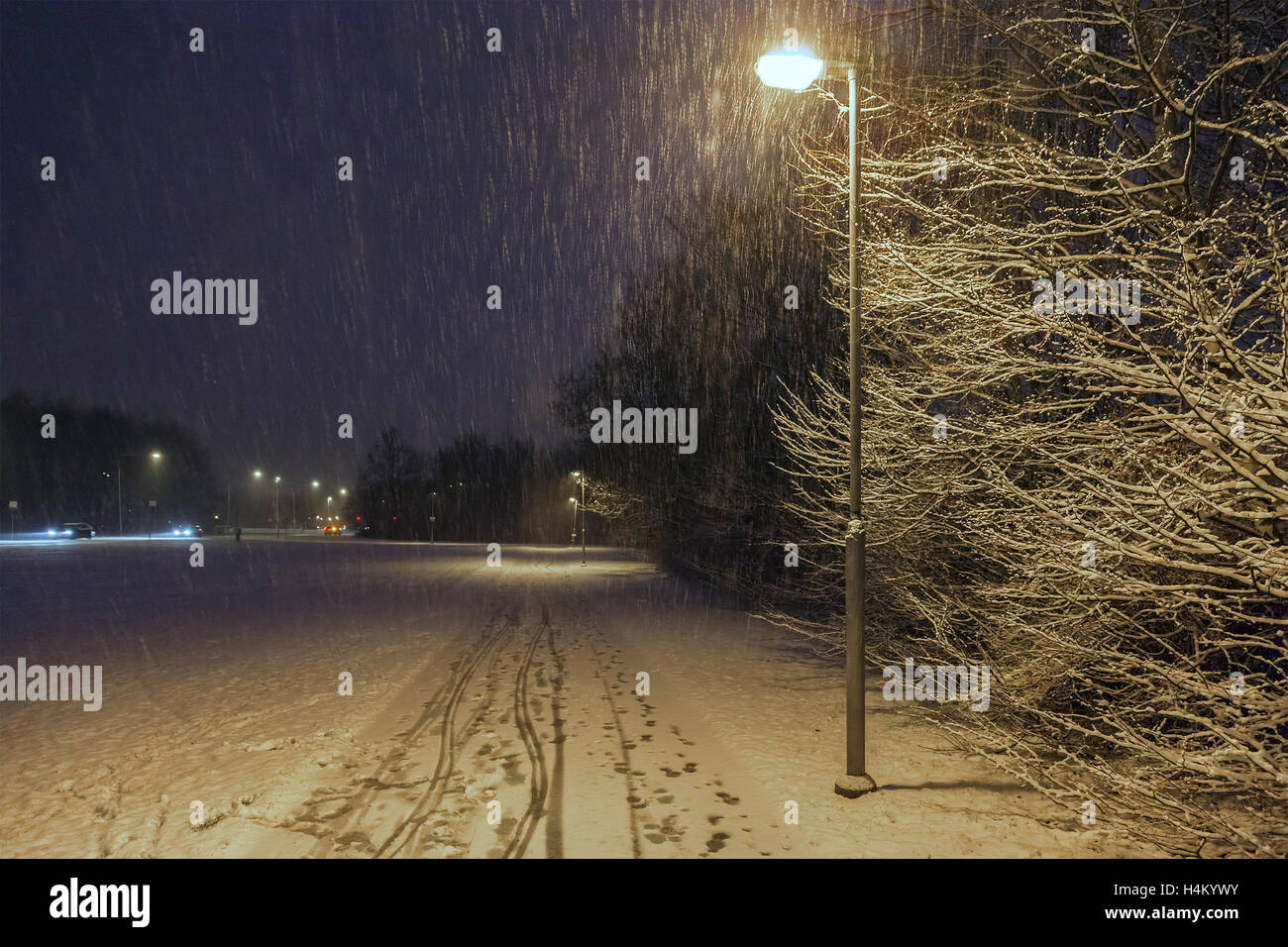 Snowfall night street lamp hi-res stock photography and images - Alamy
