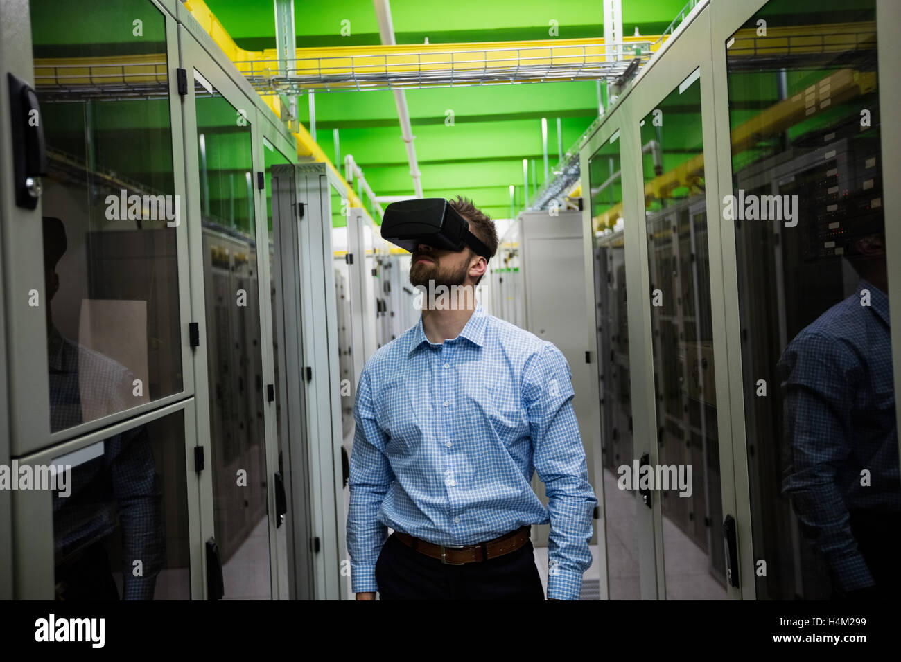 Data center technician using vr hi-res stock photography and images - Alamy
