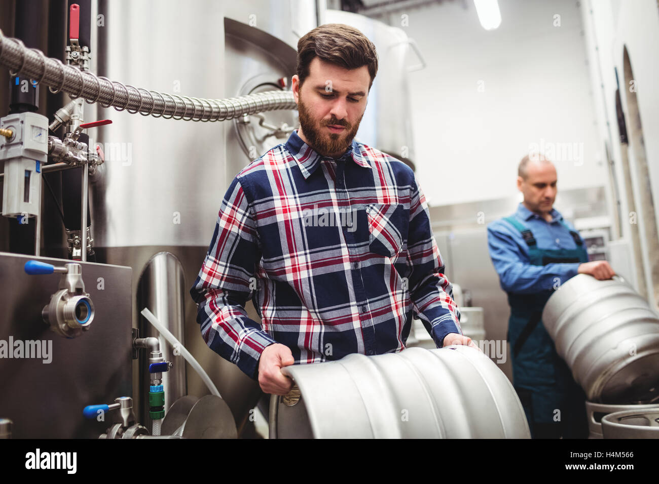 Man lifting metal keg hi-res stock photography and images - Alamy