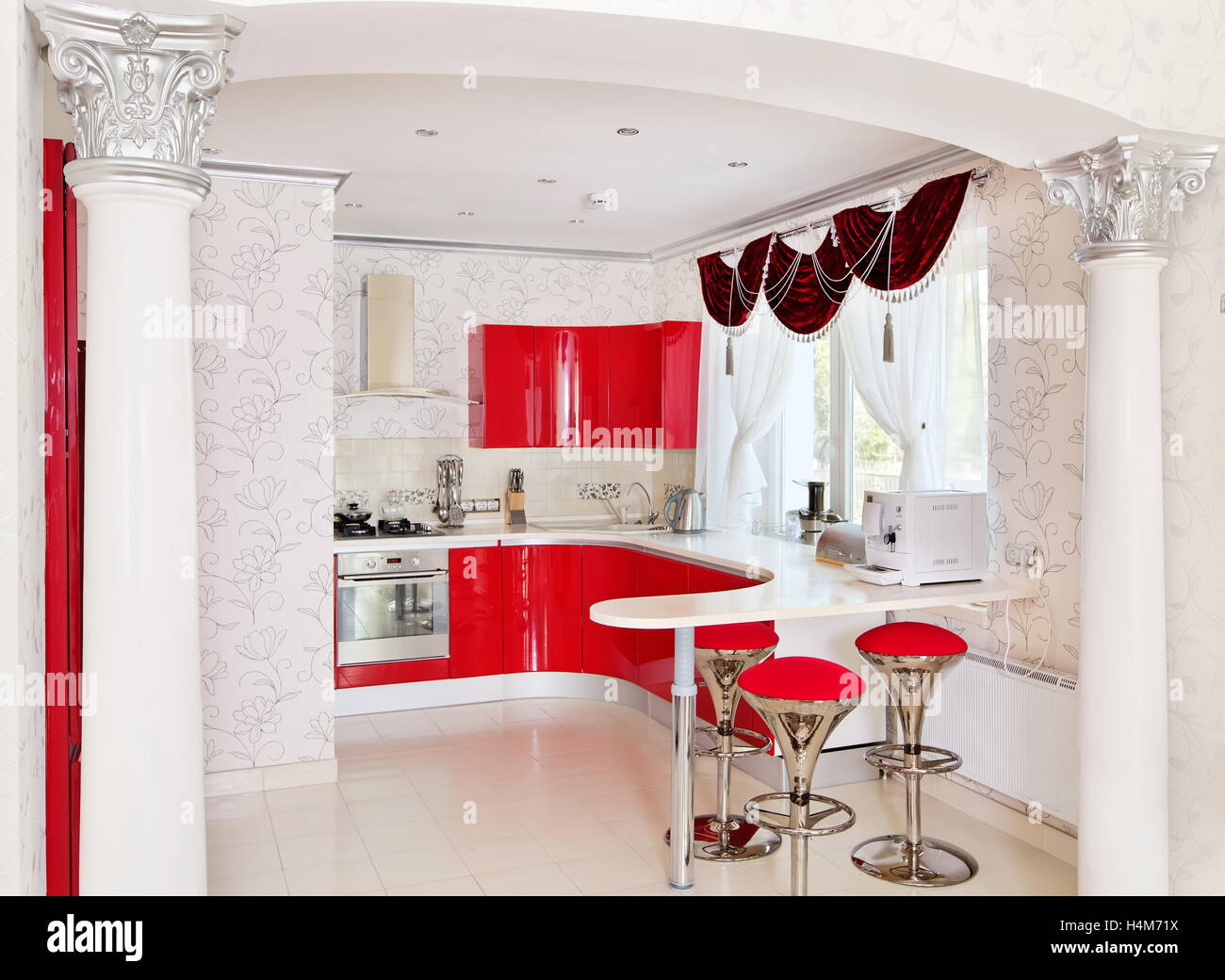 Red kitchen cabinet hi-res stock photography and images - Alamy