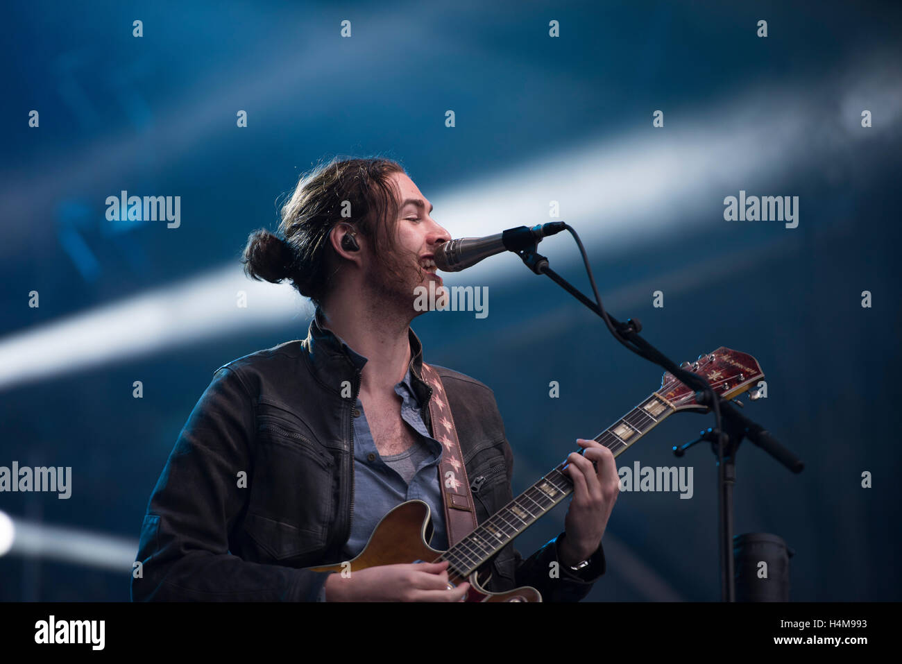 Hozier guitar hi-res stock photography and images - Alamy