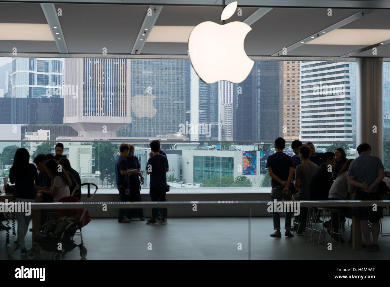 Apple store employees hi-res stock photography and images - Alamy
