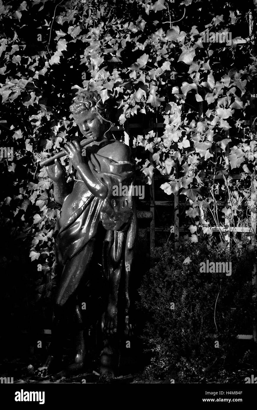 Statue playing pipes hi-res stock photography and images - Alamy