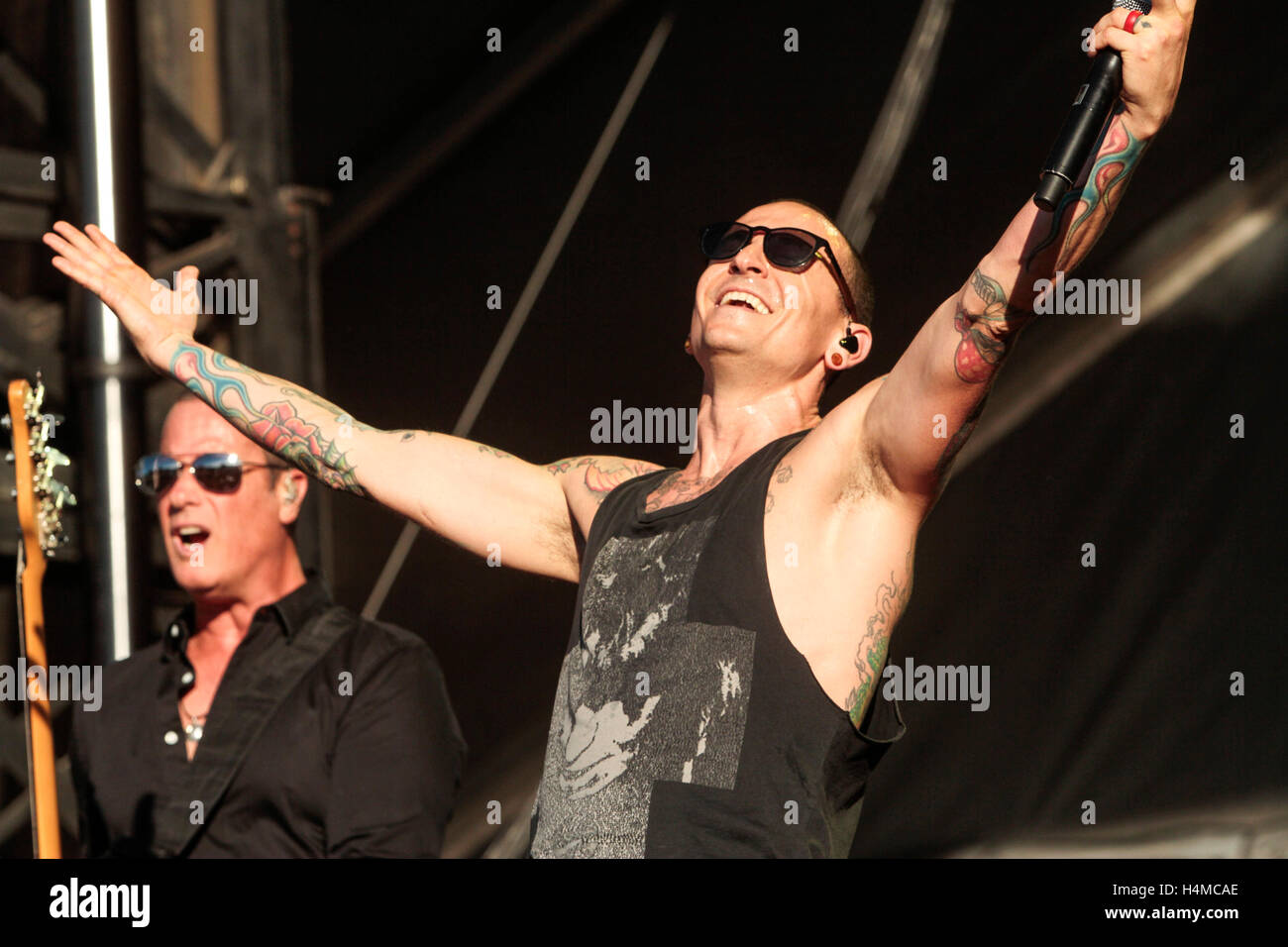 Singer Chester Bennington and Robert DeLeo (l) of Stone Temple Pilots ...