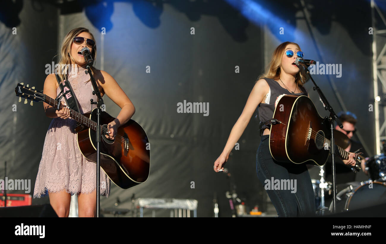 Madison marlow taylor dye maddie and tae hi-res stock photography and ...