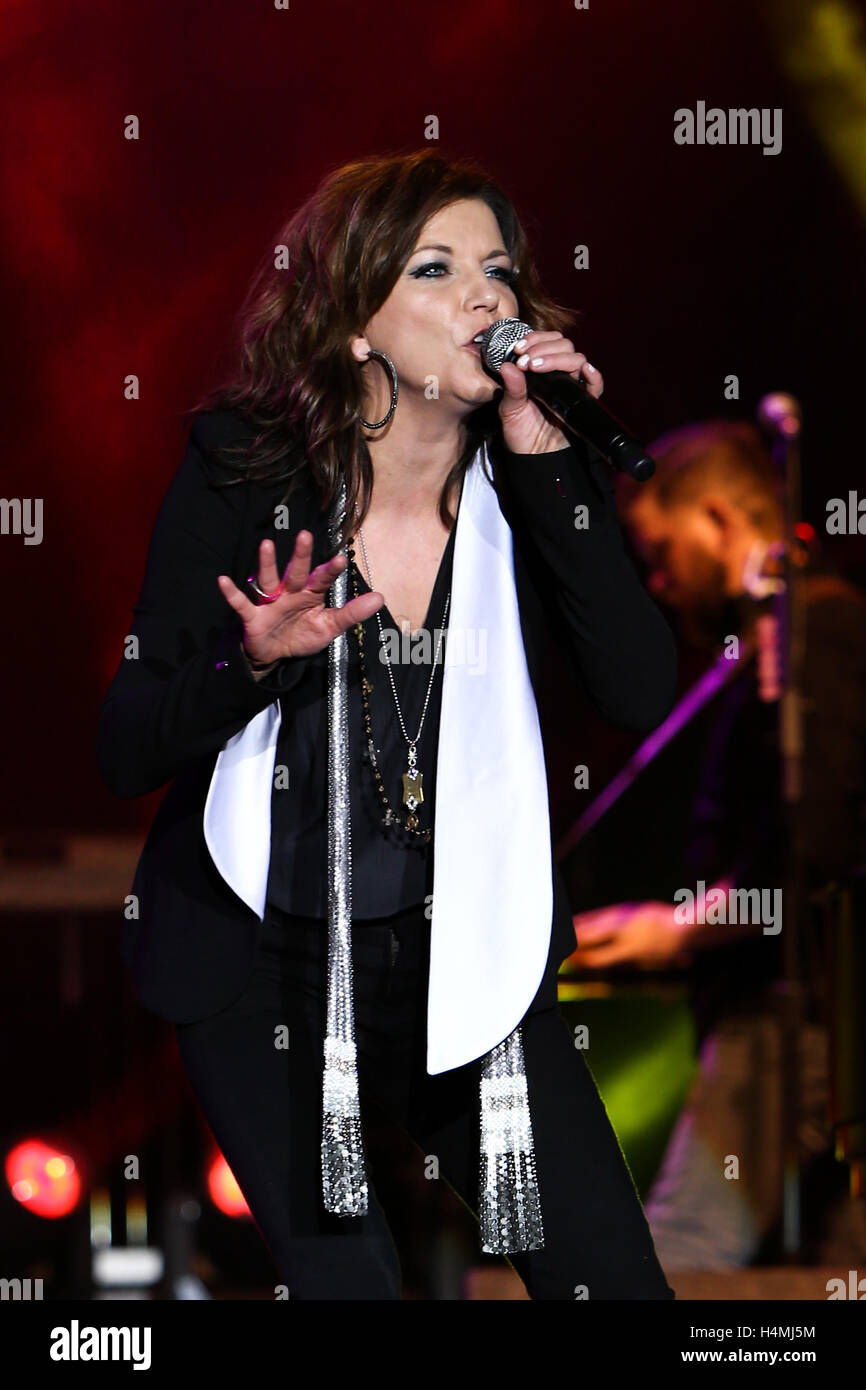 Martina mcbride during hi-res stock photography and images - Alamy