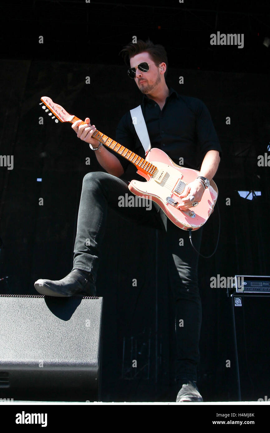 Singer Chase Bryant performs onstage at the 4th ACM Party for a Cause ...