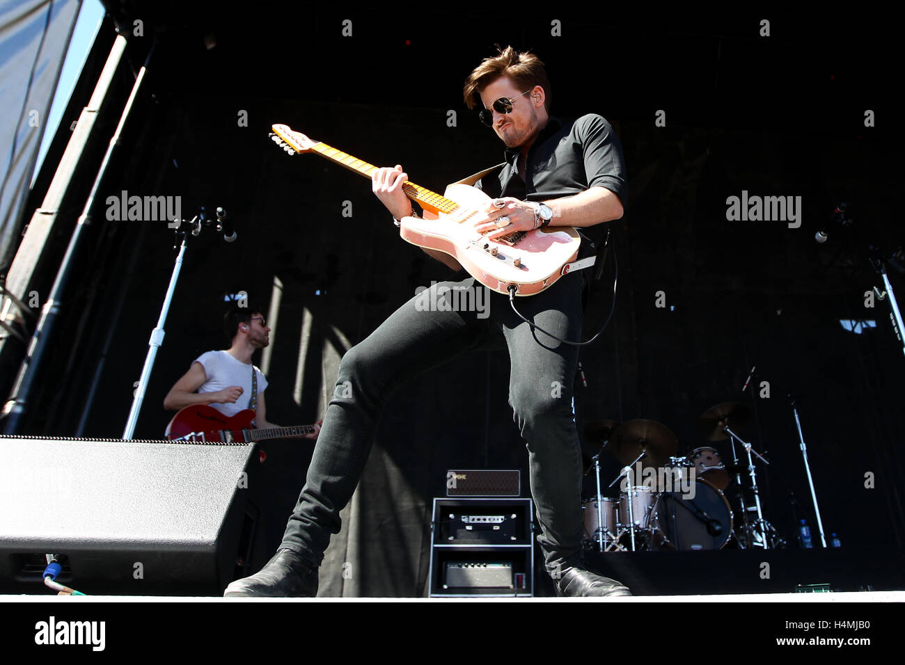 Singer Chase Bryant performs onstage at the 4th ACM Party for a Cause ...