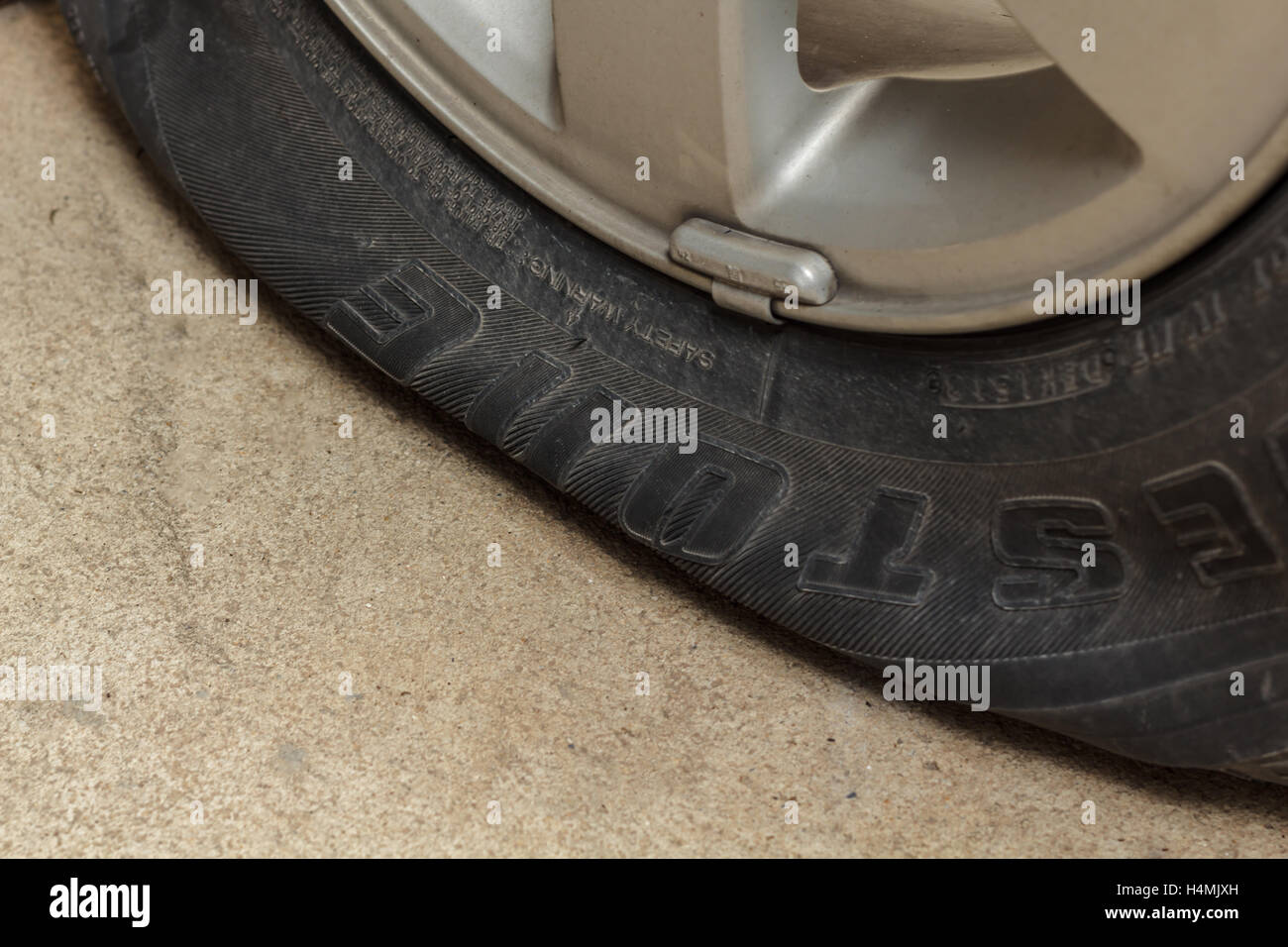 Tire fitting car wheel hi-res stock photography and images - Alamy