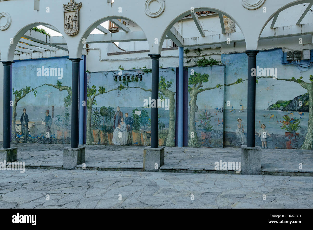 Plaza de Laredo, bandstand, paintings of classical scenes, icons ...