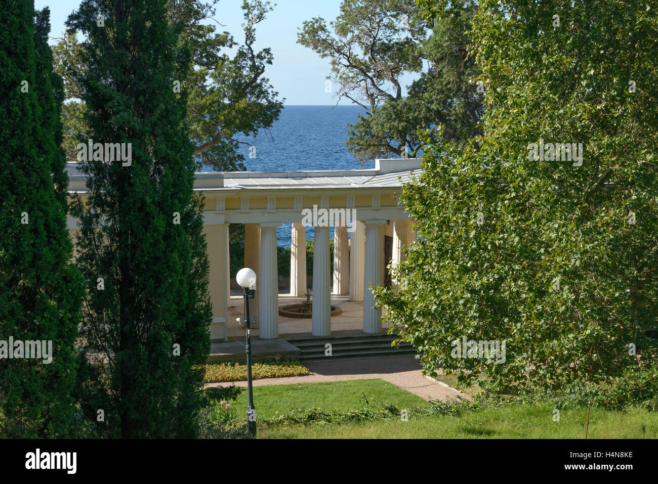 Garden portico hi-res stock photography and images - Alamy