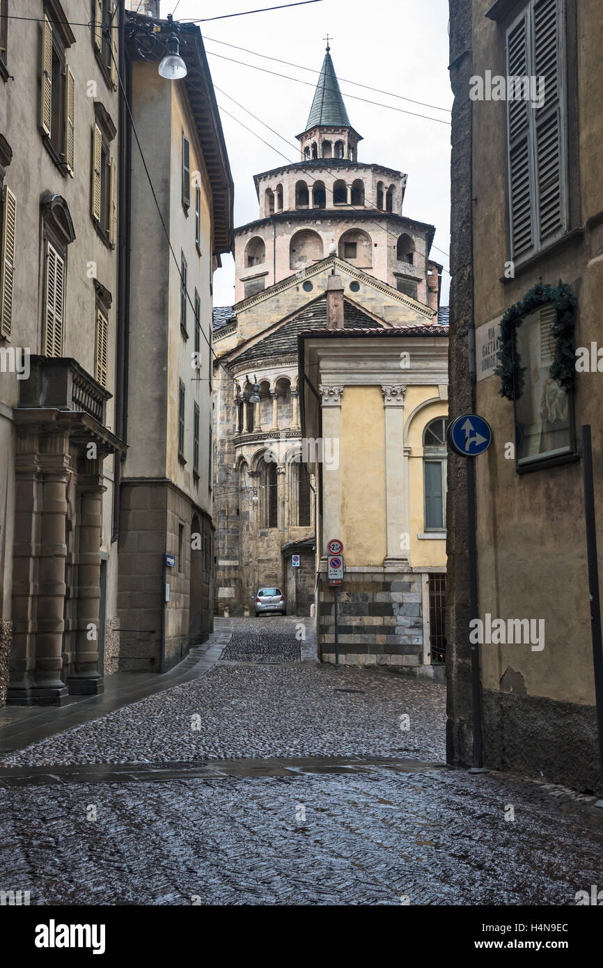 Narrow structures hi-res stock photography and images - Alamy