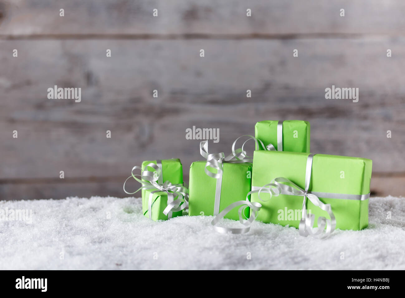 Green gift box hi-res stock photography and images - Alamy