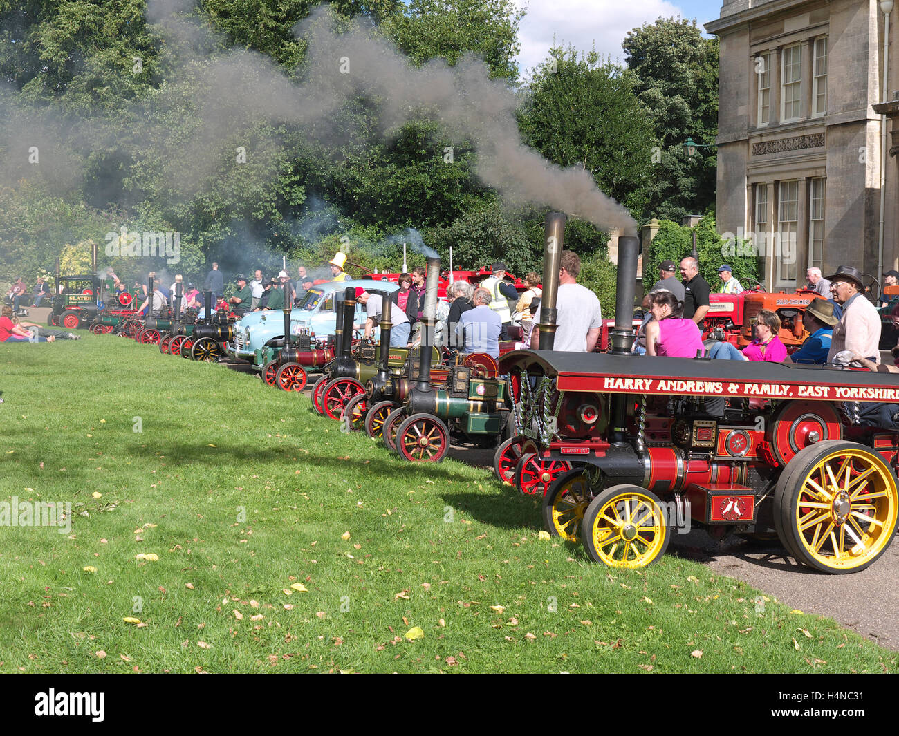 Miniature steam traction engines and other classic vehicles on display ...