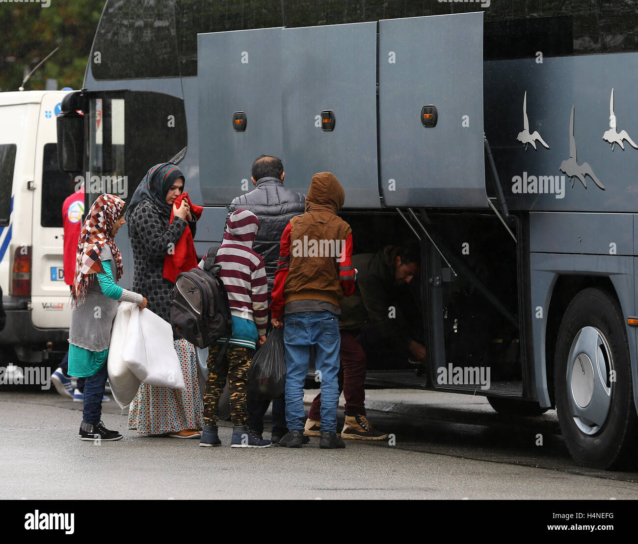 Migrant family hi-res stock photography and images - Alamy