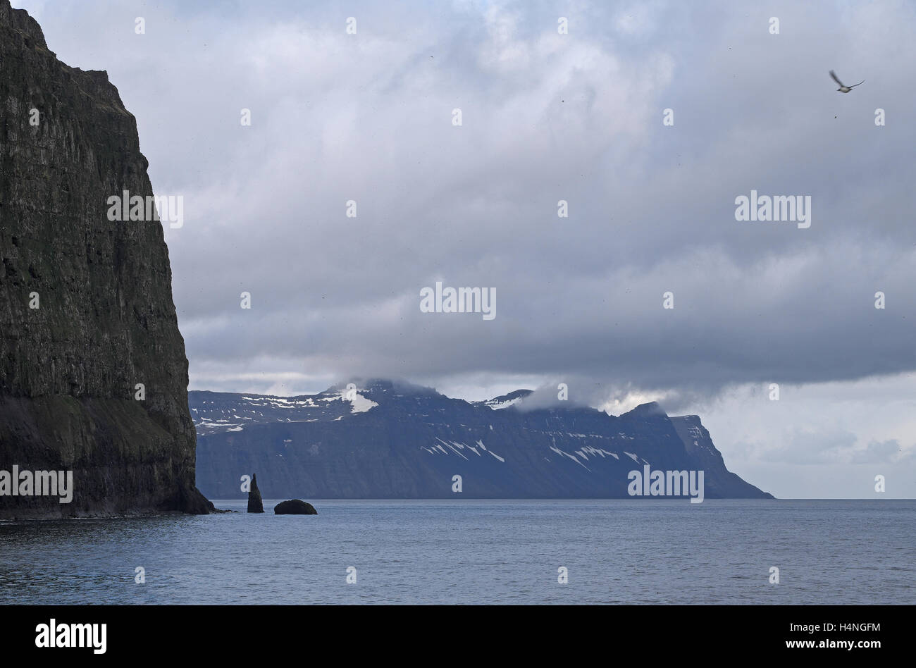Dramatic cliff scenery hi-res stock photography and images - Alamy