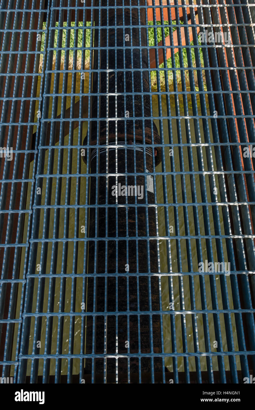 Metal grid pattern hi-res stock photography and images - Alamy